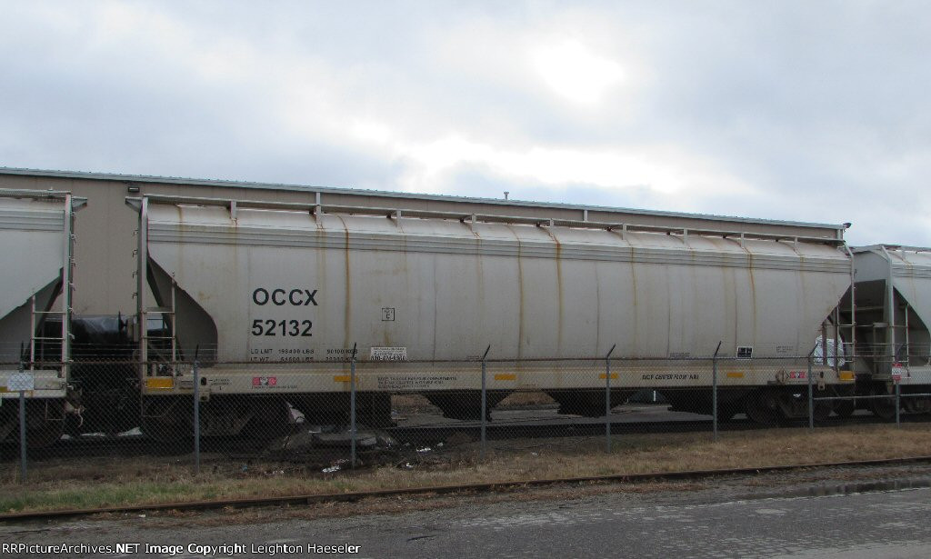 OCCX 52132 (ex-OFOX 52132 ex-INEX 52132 ex-DBCX 52132 ex-MOBX 52132) unloading